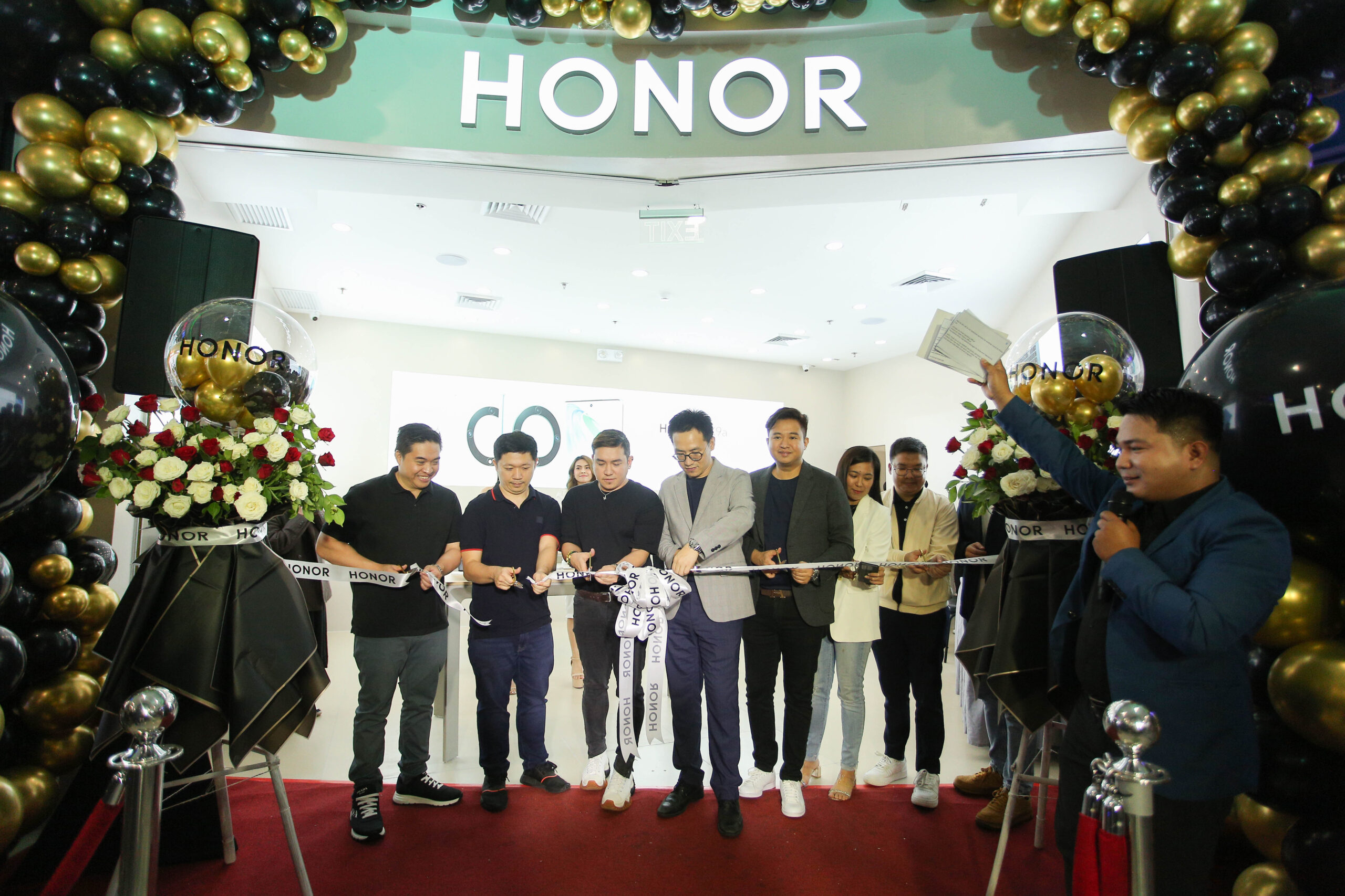 HONOR sets foot in Caloocan, opens 5th experience store in SM City ...